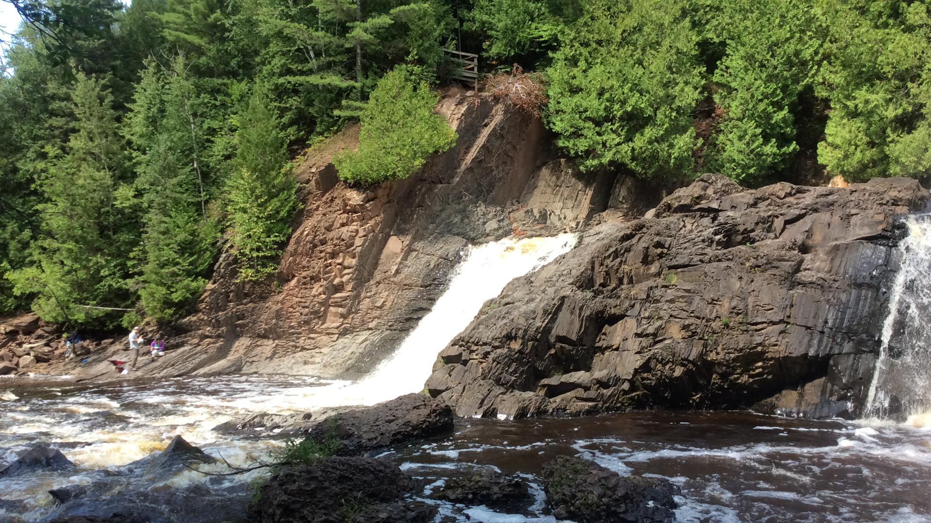 A Tale of Two Lakes: Chemical Stratification and Records of Life in ...